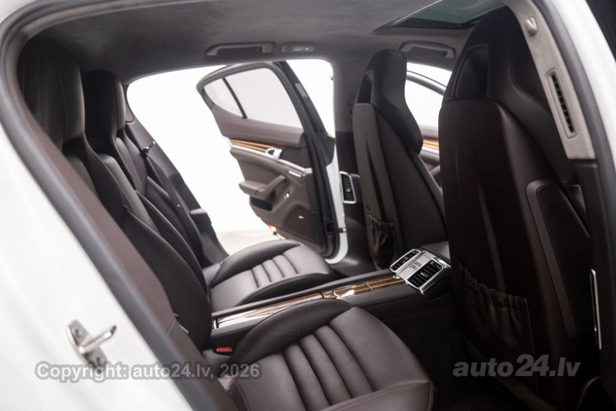 White Porsche Panamera 2013 in Tallinn, with an engine capacity of 3.00 L and mileage of 140 thousand km for 29999 €, photo 12 on AUTOMOTO.COM.LV