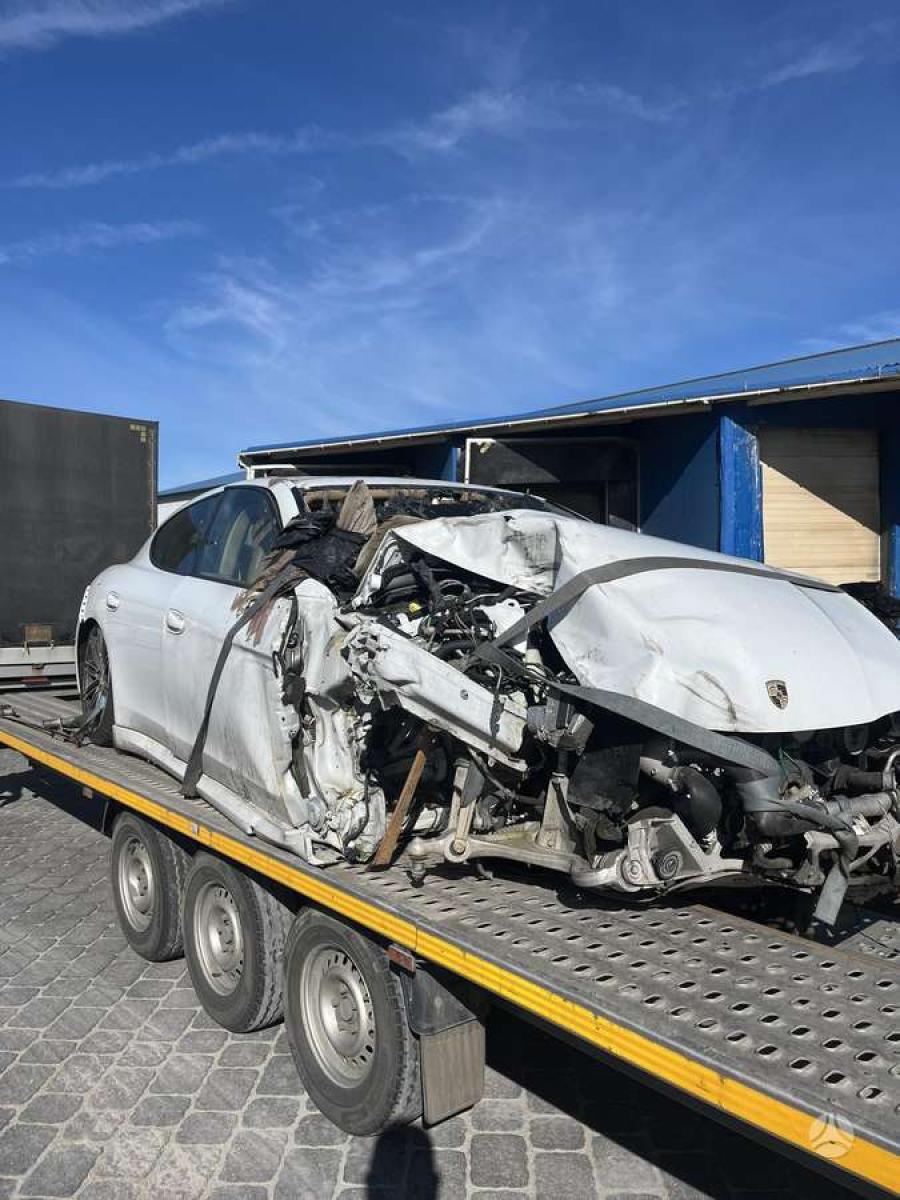 Balts Porsche Panamera 2015 Lazdijai, ar dzinēja tilpumu 3.00 L un nobraukumu 220 tūkst. km par 4500 €, foto 5 vietnē AUTOMOTO.COM.LV