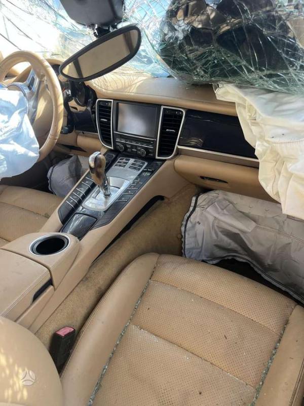 Balts Porsche Panamera 2015 Lazdijai, ar dzinēja tilpumu 3.00 L un nobraukumu 220 tūkst. km par 4500 €, foto 7 vietnē AUTOMOTO.COM.LV