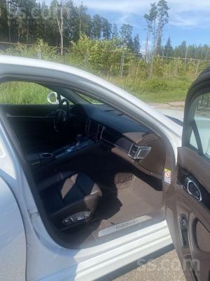 White Porsche Panamera 2016 in Riga, with an engine capacity of 3.60 L and mileage of 92 thousand km for 33000 €, photo 10 on AUTOMOTO.COM.LV