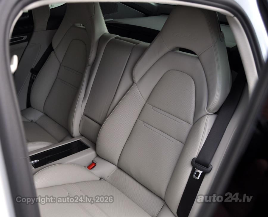 White Porsche Panamera 2017 in Tallinn, with an engine capacity of 4.00 L and mileage of 44 thousand km for 59900 €, photo 27 on AUTOMOTO.COM.LV