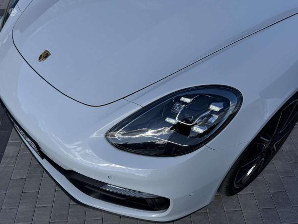 White Porsche Panamera 2021 in Siauliai, with an engine capacity of 0.00 L and mileage of 29 thousand km for 60500 €, photo 4 on AUTOMOTO.COM.LV