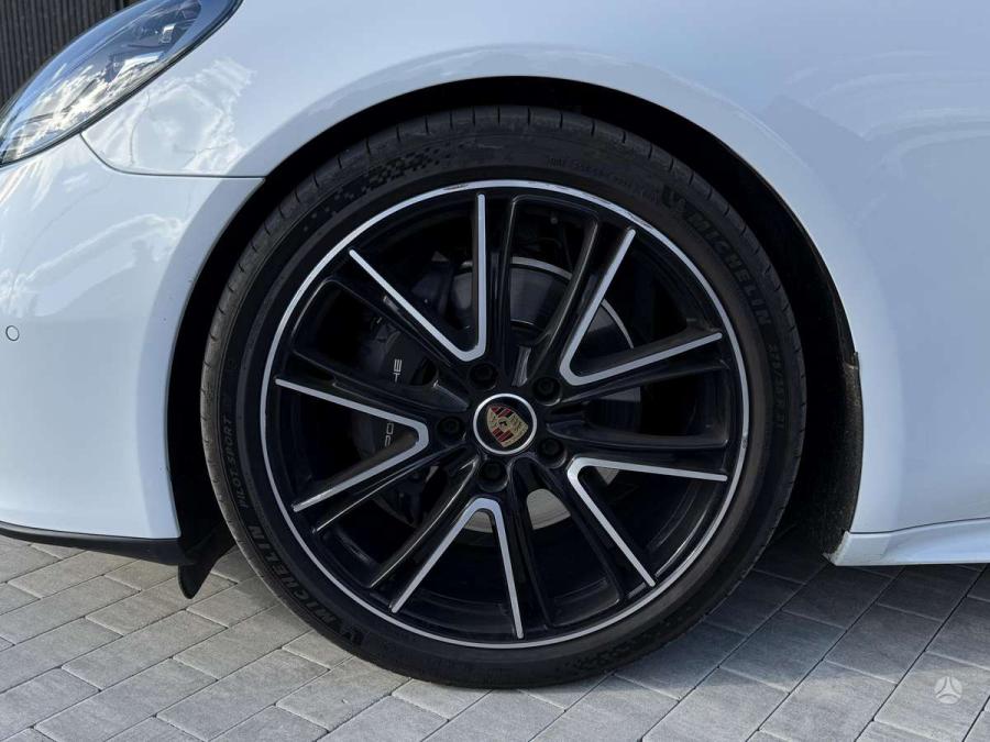 White Porsche Panamera 2021 in Siauliai, with an engine capacity of 0.00 L and mileage of 29 thousand km for 60500 €, photo 5 on AUTOMOTO.COM.LV
