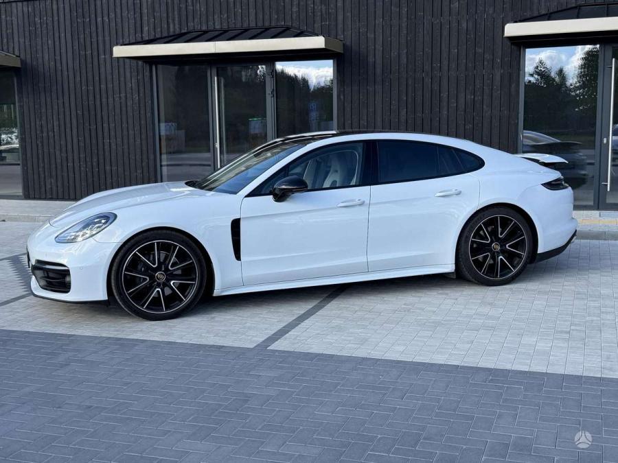 White Porsche Panamera 2021 in Siauliai, with an engine capacity of 0.00 L and mileage of 29 thousand km for 60500 €, photo 7 on AUTOMOTO.COM.LV