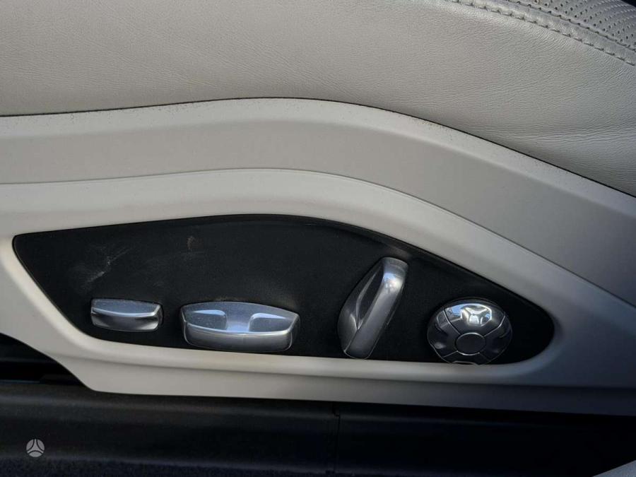 White Porsche Panamera 2021 in Siauliai, with an engine capacity of 0.00 L and mileage of 29 thousand km for 60500 €, photo 17 on AUTOMOTO.COM.LV
