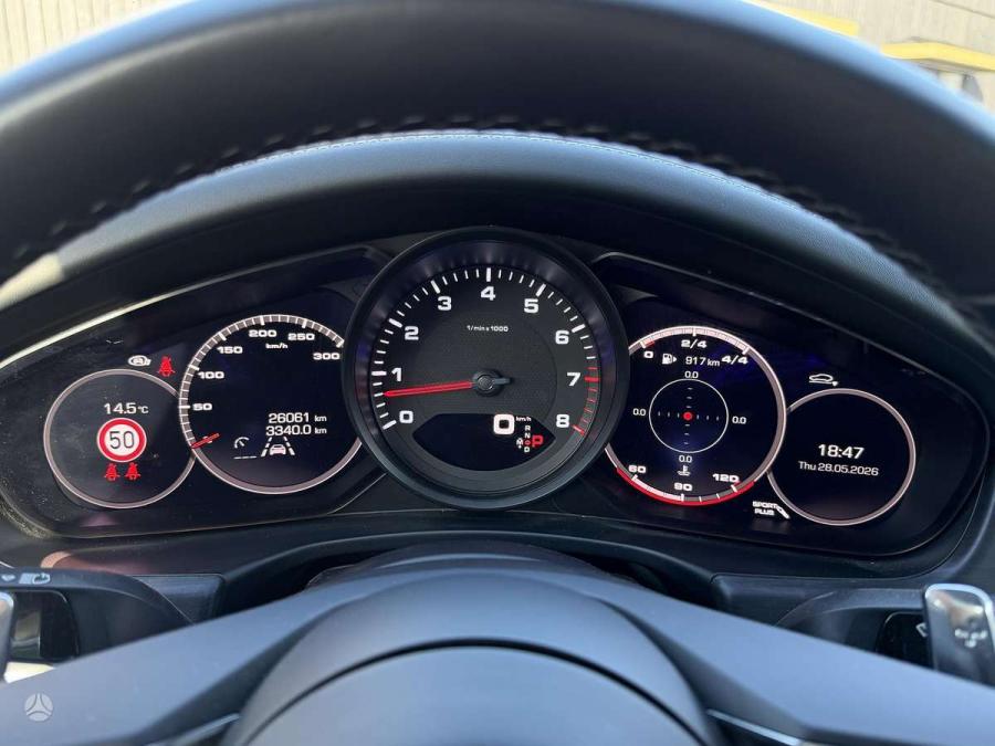 White Porsche Panamera 2021 in Siauliai, with an engine capacity of 0.00 L and mileage of 29 thousand km for 60500 €, photo 30 on AUTOMOTO.COM.LV