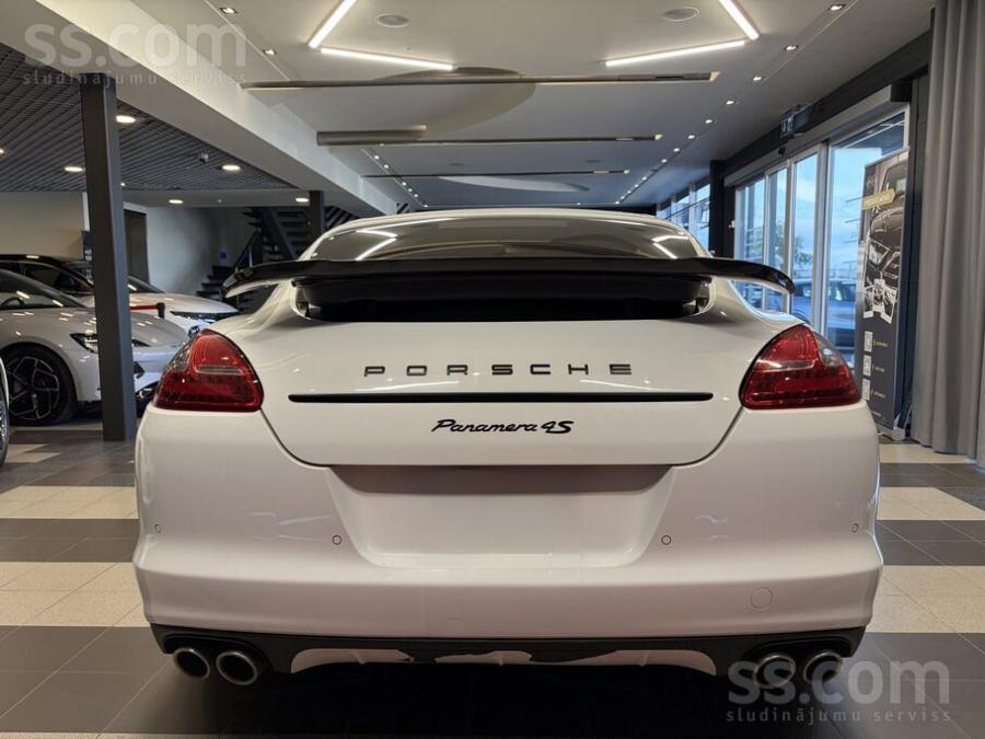 White Porsche Panamera 2012 in Riga, with an engine capacity of 4.80 L and mileage of 124 thousand km for 22690 €, photo 7 on AUTOMOTO.COM.LV