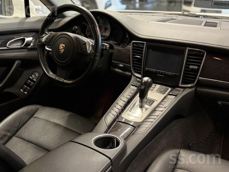 White Porsche Panamera 2012 in Riga, with an engine capacity of 4.80 L and mileage of 124 thousand km for 22690 €, photo 25 on AUTOMOTO.COM.LV