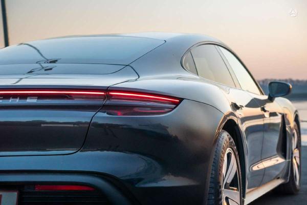 Black Porsche Taycan 2021 in Kaunas, with an engine capacity of 0.00 L and mileage of 12 thousand km for 58079 €, photo 11 on AUTOMOTO.COM.LV