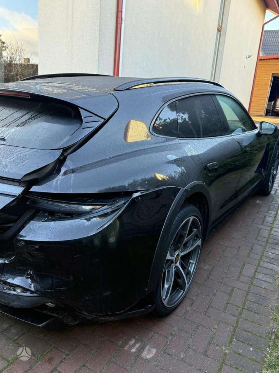 Melns Porsche Taycan 2021 Kauņa, ar dzinēja tilpumu 0.00 L un nobraukumu 62 tūkst. km par 42900 €, foto 8 vietnē AUTOMOTO.COM.LV