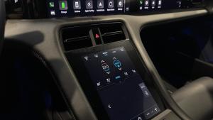 Zils Porsche Taycan 2023 Rīga, ar dzinēja tilpumu 0.00 L un nobraukumu 55 tūkst. km par 69990 €, foto 34 vietnē AUTOMOTO.COM.LV