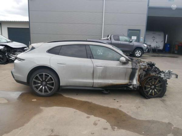 Pelēks Porsche Taycan 2023 Panevēža, ar dzinēja tilpumu 0.00 L un nobraukumu 30 tūkst. km par 7500 €, foto 3 vietnē AUTOMOTO.COM.LV