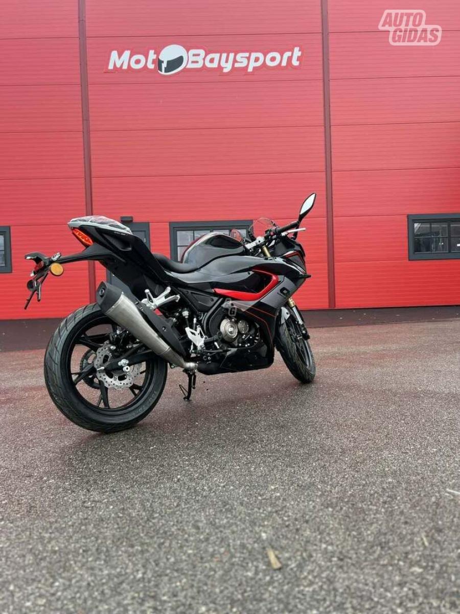 QJ Motor SRK 125R 2026 in Kaunas, with an engine capacity of 0.13 L and mileage of 0 thousand km for 3449 €, photo 3 on AUTOMOTO.COM.LV