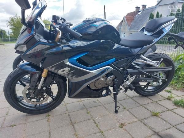 QJ Motor SRK 125R 2026 Ignalina, ar dzinēja tilpumu 0.13 L un nobraukumu 0 tūkst. km par 3449 €, foto 5 vietnē AUTOMOTO.COM.LV