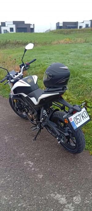 White QJ Motor SRK 125S 2025 in Vilnius, with an engine capacity of 0.13 L and mileage of 1 thousand km for 1500 €, photo 6 on AUTOMOTO.COM.LV