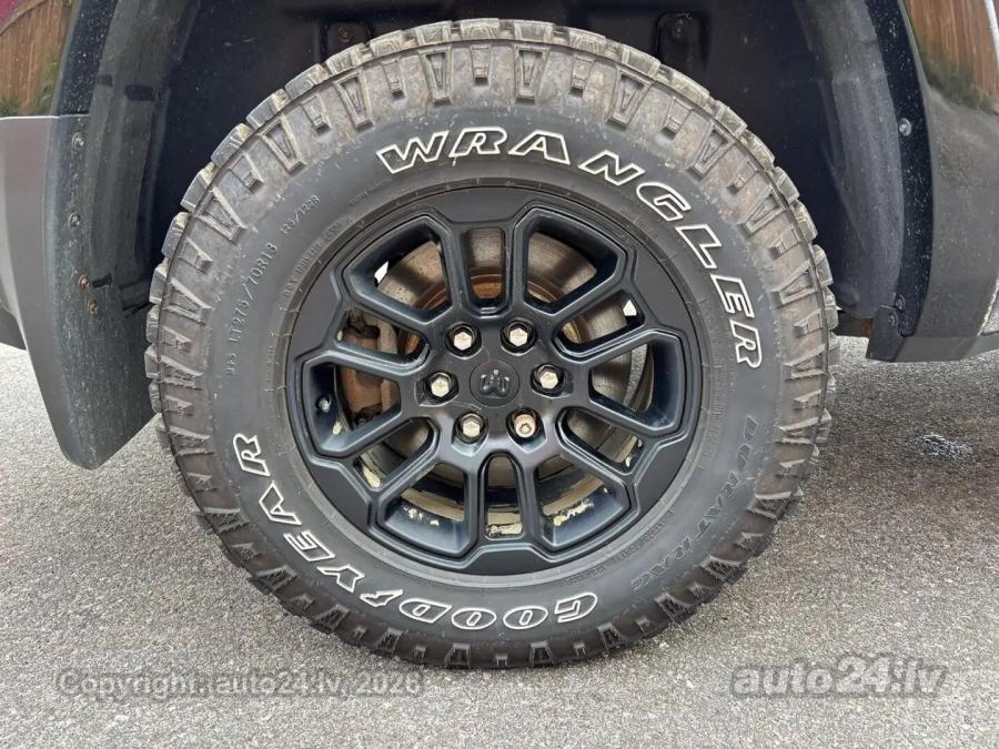 Black Ram 1500 2022 in Tallinn, with an engine capacity of 5.70 L and mileage of 88 thousand km for 57900 €, photo 14 on AUTOMOTO.COM.LV