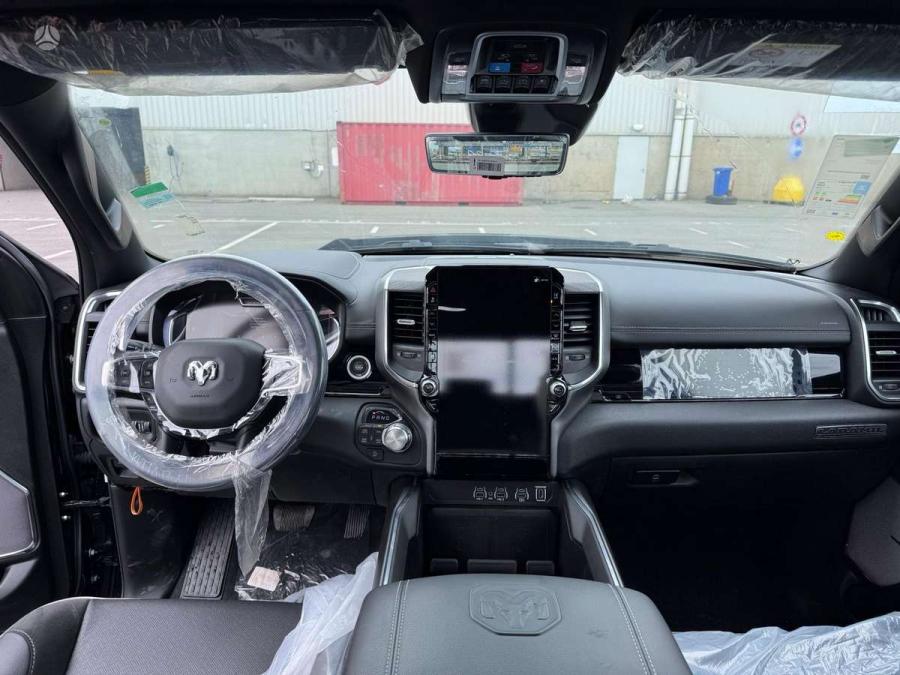 Black Ram 1500 2026 in Plunge, with an engine capacity of 2.99 L and mileage of 0 thousand km for 46600 €, photo 12 on AUTOMOTO.COM.LV