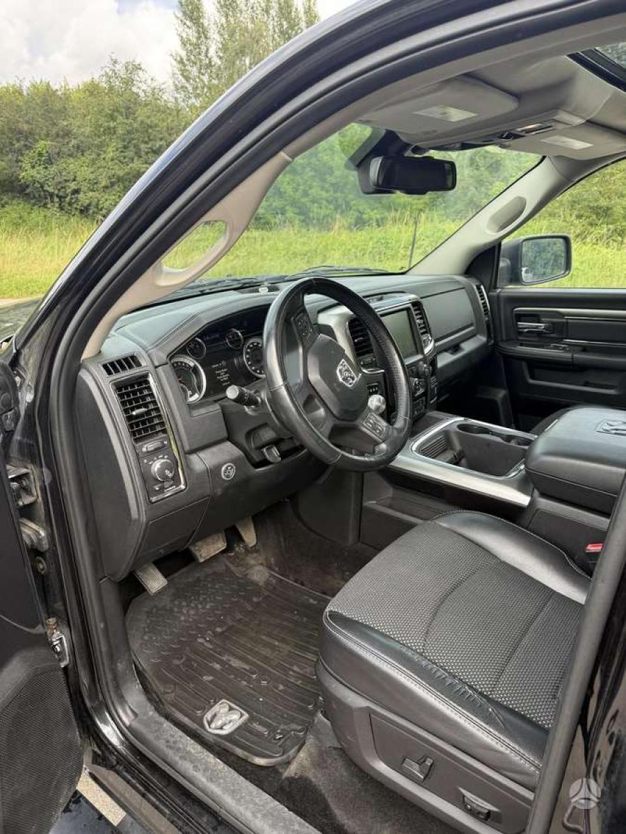 Black Ram 1500 2016 in Kaunas, with an engine capacity of 5.65 L and mileage of 198 thousand km for 18500 €, photo 8 on AUTOMOTO.COM.LV