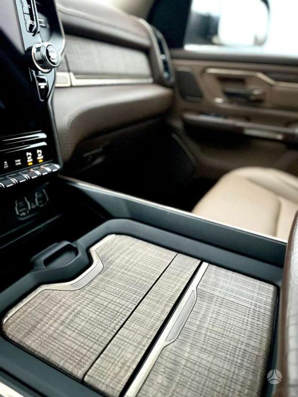 Black Ram 1500 2019 in Palanga, with an engine capacity of 5.65 L and mileage of 175 thousand km for 38900 €, photo 7 on AUTOMOTO.COM.LV