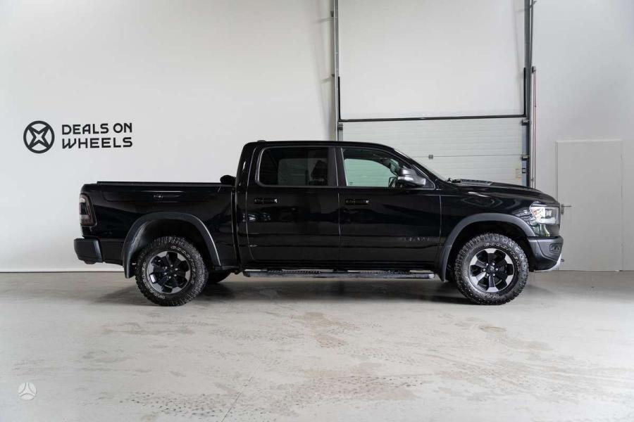 Black Ram 1500 2019 in Vilnius, with an engine capacity of 5.65 L and mileage of 28 thousand km for 44900 €, photo 4 on AUTOMOTO.COM.LV