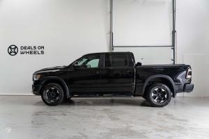 Black Ram 1500 2019 in Vilnius, with an engine capacity of 5.65 L and mileage of 28 thousand km for 44900 €, photo 5 on AUTOMOTO.COM.LV
