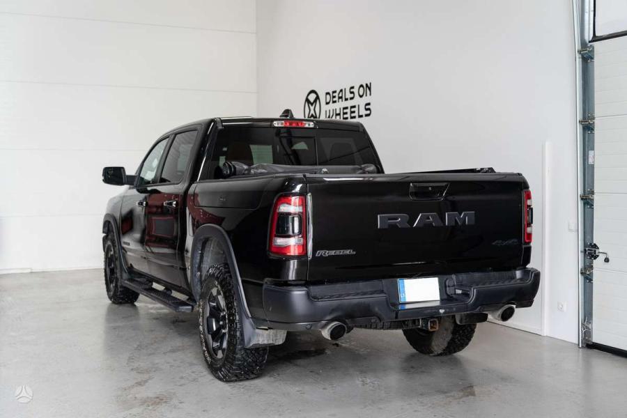 Black Ram 1500 2019 in Vilnius, with an engine capacity of 5.65 L and mileage of 28 thousand km for 44900 €, photo 6 on AUTOMOTO.COM.LV
