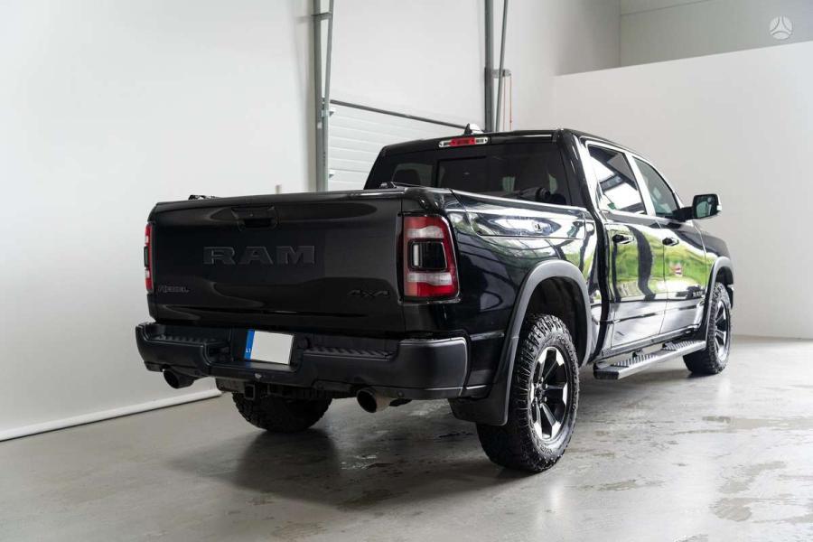Black Ram 1500 2019 in Vilnius, with an engine capacity of 5.65 L and mileage of 28 thousand km for 44900 €, photo 7 on AUTOMOTO.COM.LV