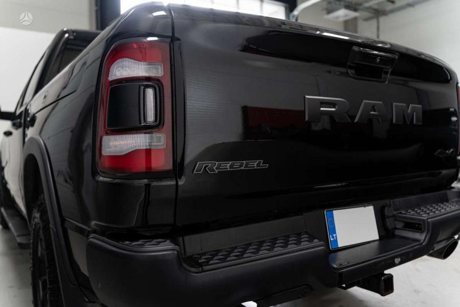 Black Ram 1500 2019 in Vilnius, with an engine capacity of 5.65 L and mileage of 28 thousand km for 44900 €, photo 8 on AUTOMOTO.COM.LV