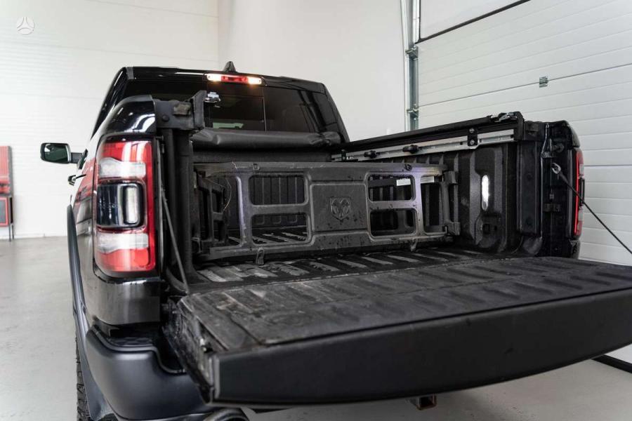 Black Ram 1500 2019 in Vilnius, with an engine capacity of 5.65 L and mileage of 28 thousand km for 44900 €, photo 11 on AUTOMOTO.COM.LV