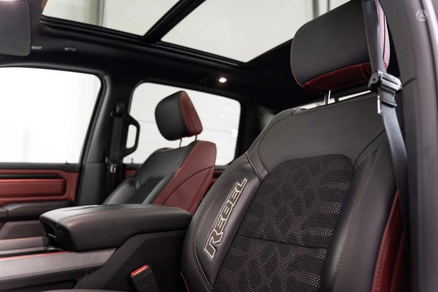 Black Ram 1500 2019 in Vilnius, with an engine capacity of 5.65 L and mileage of 28 thousand km for 44900 €, photo 16 on AUTOMOTO.COM.LV