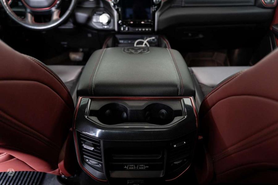 Black Ram 1500 2019 in Vilnius, with an engine capacity of 5.65 L and mileage of 28 thousand km for 44900 €, photo 19 on AUTOMOTO.COM.LV
