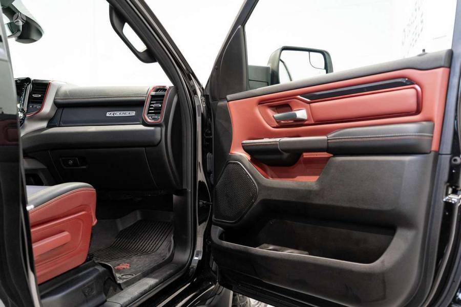 Black Ram 1500 2019 in Vilnius, with an engine capacity of 5.65 L and mileage of 28 thousand km for 44900 €, photo 22 on AUTOMOTO.COM.LV