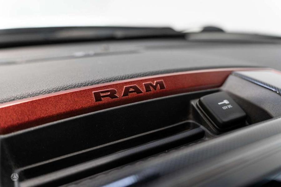 Black Ram 1500 2019 in Vilnius, with an engine capacity of 5.65 L and mileage of 28 thousand km for 44900 €, photo 28 on AUTOMOTO.COM.LV