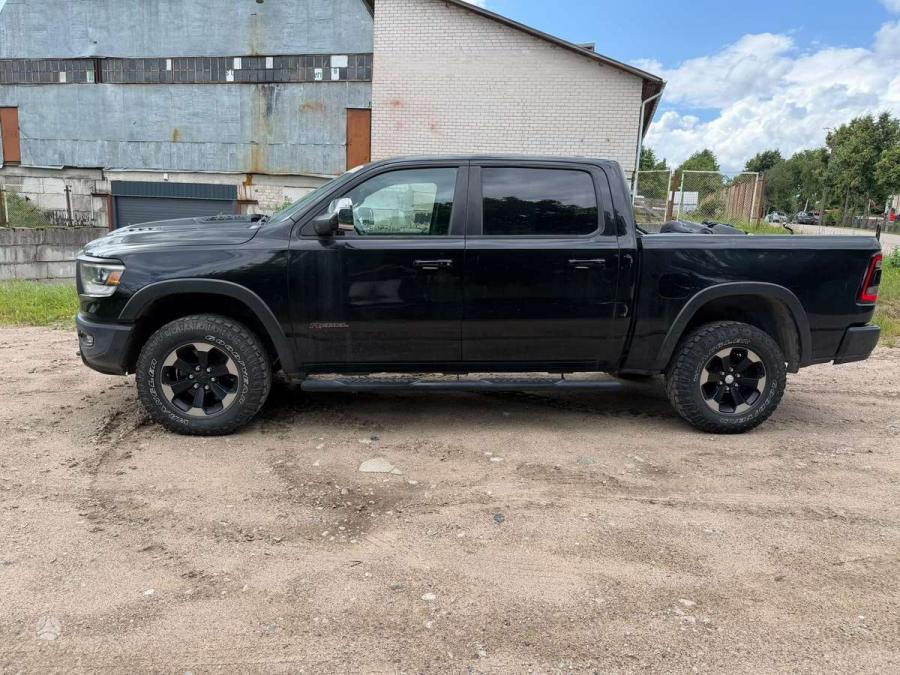 Melns Ram 1500 2020 Viļņa, ar dzinēja tilpumu 5.70 L un nobraukumu 32 tūkst. km par 33500 €, foto 5 vietnē AUTOMOTO.COM.LV