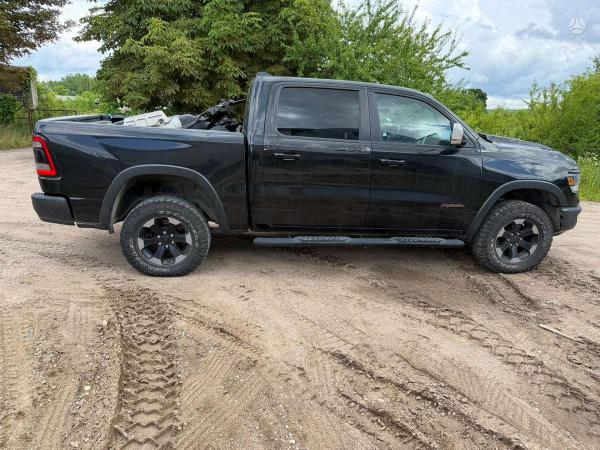 Melns Ram 1500 2020 Viļņa, ar dzinēja tilpumu 5.70 L un nobraukumu 32 tūkst. km par 33500 €, foto 6 vietnē AUTOMOTO.COM.LV