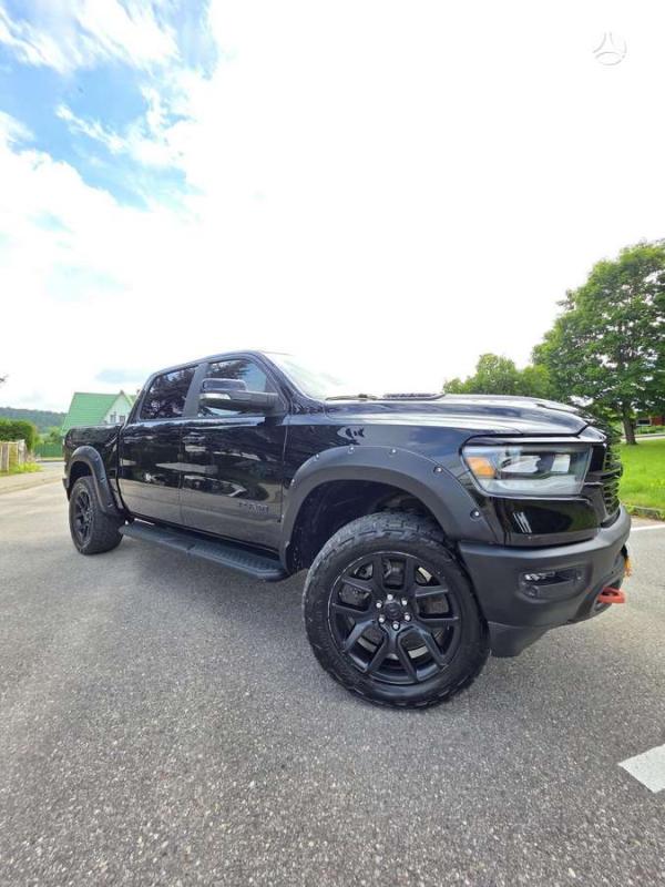 Black Ram 1500 2021 in Elektrenai, with an engine capacity of 5.65 L and mileage of 210 thousand km for 29900 €, photo 3 on AUTOMOTO.COM.LV