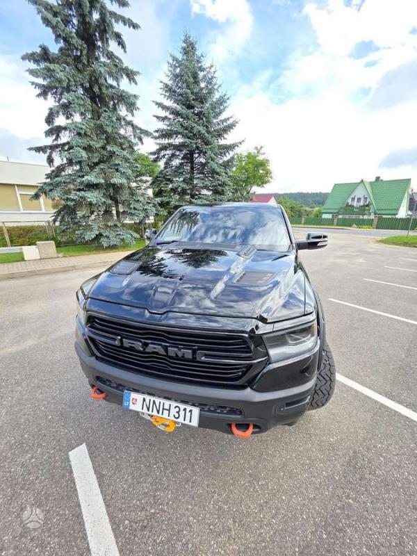 Black Ram 1500 2021 in Elektrenai, with an engine capacity of 5.65 L and mileage of 210 thousand km for 29900 €, photo 4 on AUTOMOTO.COM.LV