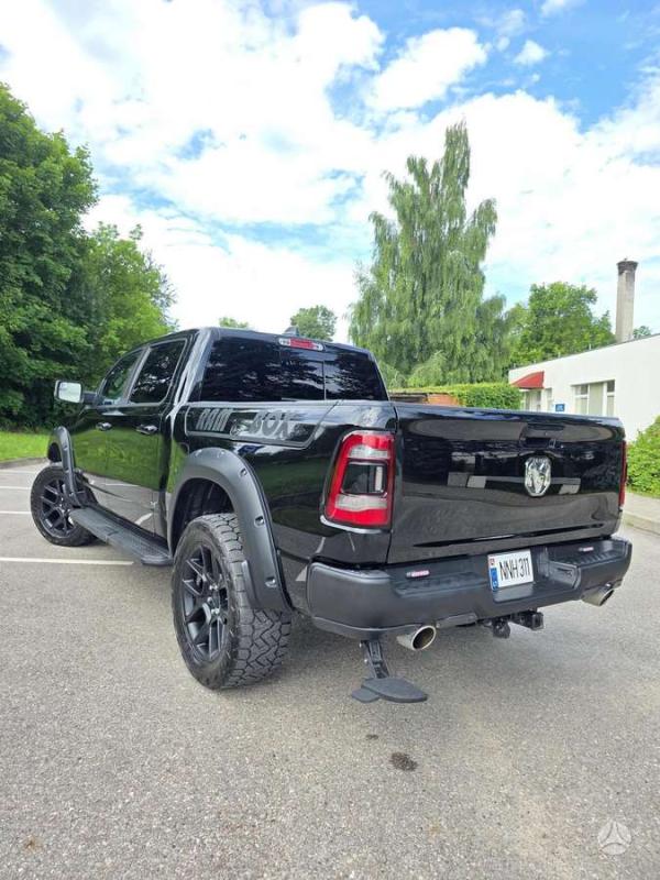 Black Ram 1500 2021 in Elektrenai, with an engine capacity of 5.65 L and mileage of 210 thousand km for 29900 €, photo 7 on AUTOMOTO.COM.LV