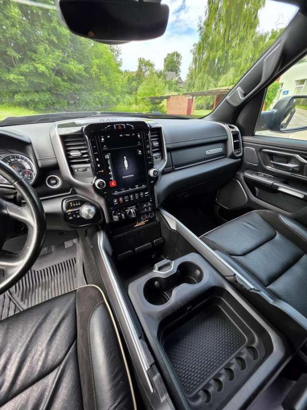 Black Ram 1500 2021 in Elektrenai, with an engine capacity of 5.65 L and mileage of 210 thousand km for 29900 €, photo 8 on AUTOMOTO.COM.LV