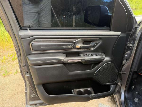 Pelēks Ram 1500 2020 Viļņa, ar dzinēja tilpumu 5.70 L un nobraukumu 66 tūkst. km par 18700 €, foto 10 vietnē AUTOMOTO.COM.LV