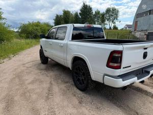 Balts Ram 1500 2022 Viļņa, ar dzinēja tilpumu 5.70 L un nobraukumu 80 tūkst. km par 23000 €, foto  vietnē AUTOMOTO.COM.LV