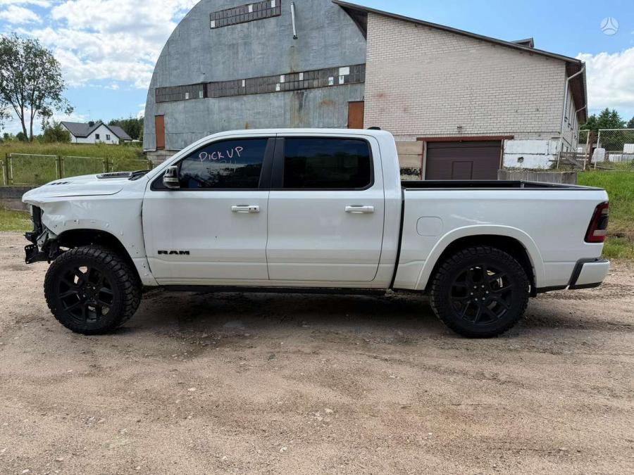 Balts Ram 1500 2022 Viļņa, ar dzinēja tilpumu 5.70 L un nobraukumu 80 tūkst. km par 23000 €, foto 8 vietnē AUTOMOTO.COM.LV