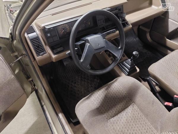 Renault 21 1988 in Kaunas, with an engine capacity of 1.70 L and mileage of 182 thousand km for 1900 €, photo 8 on AUTOMOTO.COM.LV