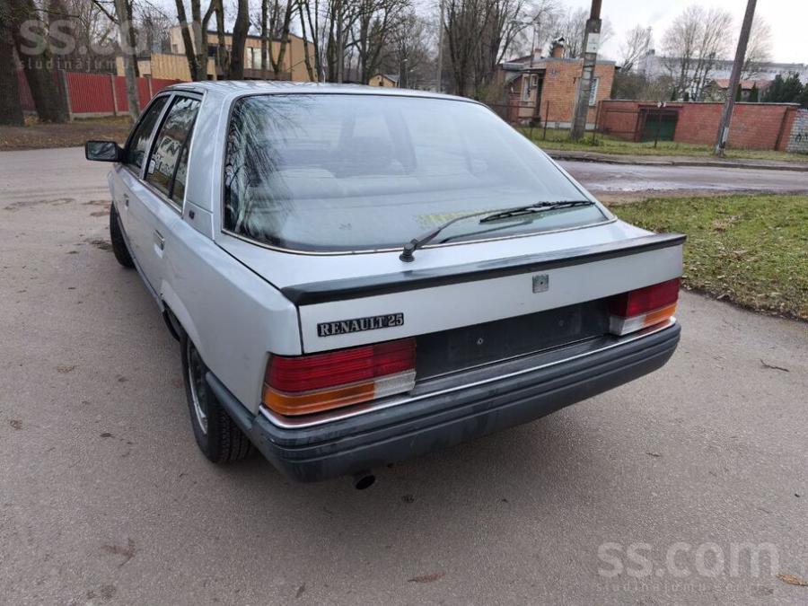 Pelēks Renault 25 1986 Rīga, ar dzinēja tilpumu 2.00 L un nobraukumu 179 tūkst. km par 3500 €, foto 4 vietnē AUTOMOTO.COM.LV