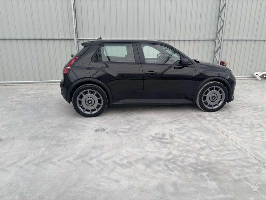Melns Renault 5 E-Tech 2025 Kauņa, ar dzinēja tilpumu 0.00 L un nobraukumu 13 tūkst. km par 14650 €, foto 4 vietnē AUTOMOTO.COM.LV