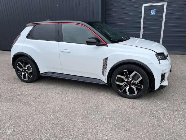 Balts Renault 5 E-Tech 2025 Alīta, ar dzinēja tilpumu 0.00 L un nobraukumu 10 tūkst. km par 13400 €, foto 3 vietnē AUTOMOTO.COM.LV