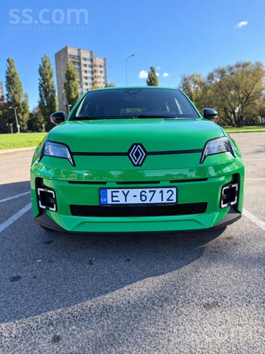 Green Renault 5 2026 in Riga, with an engine capacity of 0.00 L and mileage of 9 thousand km for 28500 €, photo 3 on AUTOMOTO.COM.LV