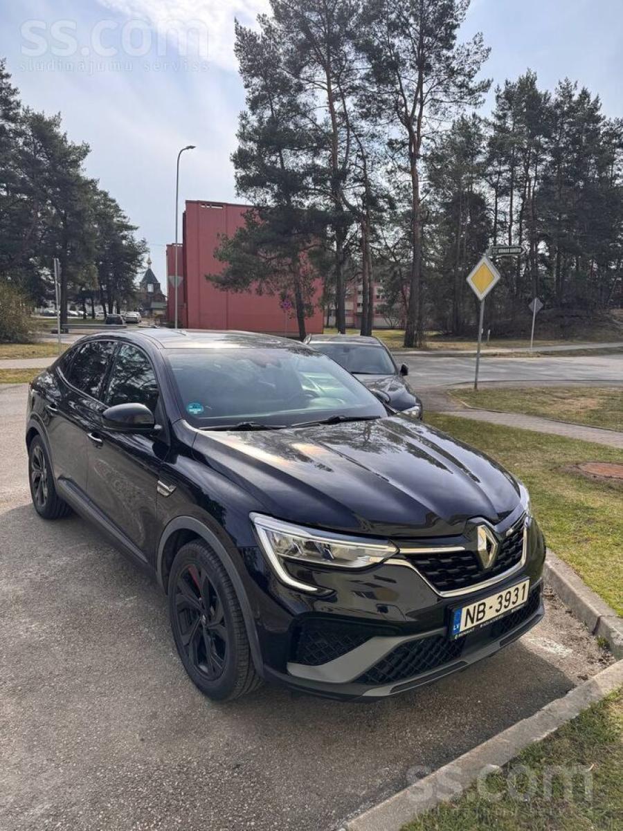 Black Renault Arkana 2022 in Riga, with an engine capacity of 1.60 L and mileage of 123 thousand km for 15900 €, photo 3 on AUTOMOTO.COM.LV