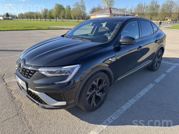 Black Renault Arkana 2023 in Riga, with an engine capacity of 1.60 L and mileage of 45 thousand km for 28900 €, photo 1 on AUTOMOTO.COM.LV