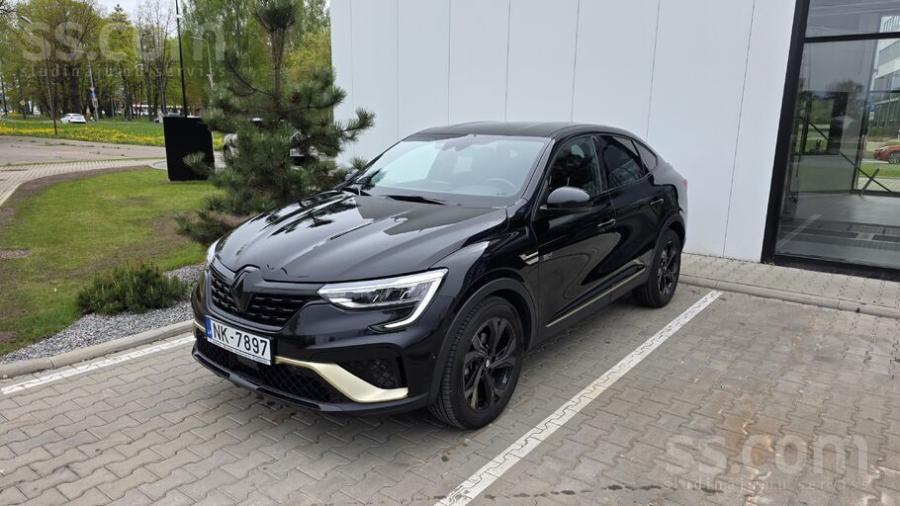 Black Renault Arkana 2023 in Riga, with an engine capacity of 1.60 L and mileage of 82 thousand km for 21950 €, photo 1 on AUTOMOTO.COM.LV